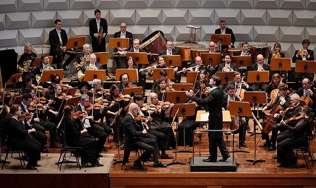 1. Sinfoniekonzert »Aus Nacht zum Licht« am Staatstheater Wiesbaden